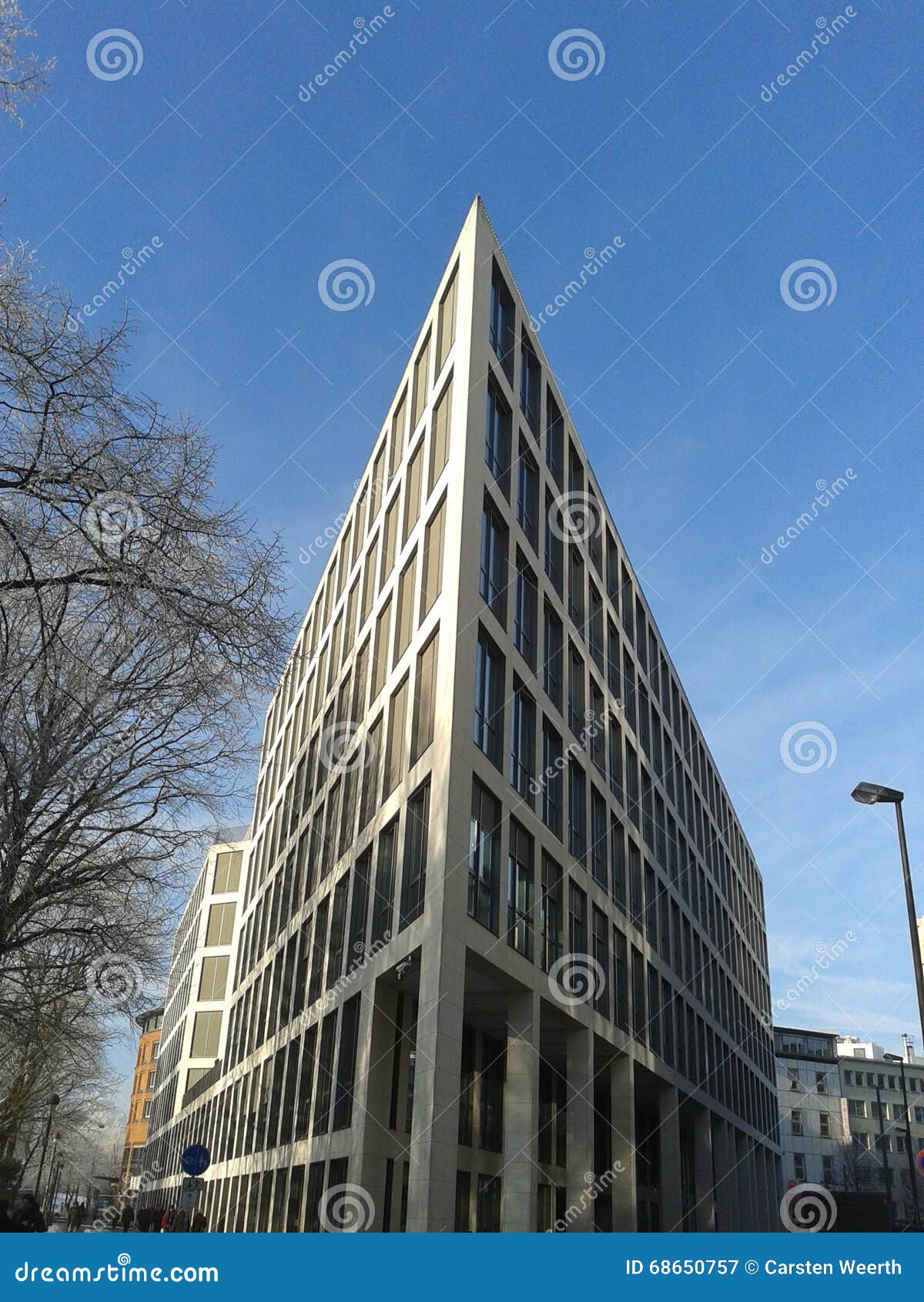 Spetsig skyskrapa fotografering för bildbyråer. Bild av europa - 68650757