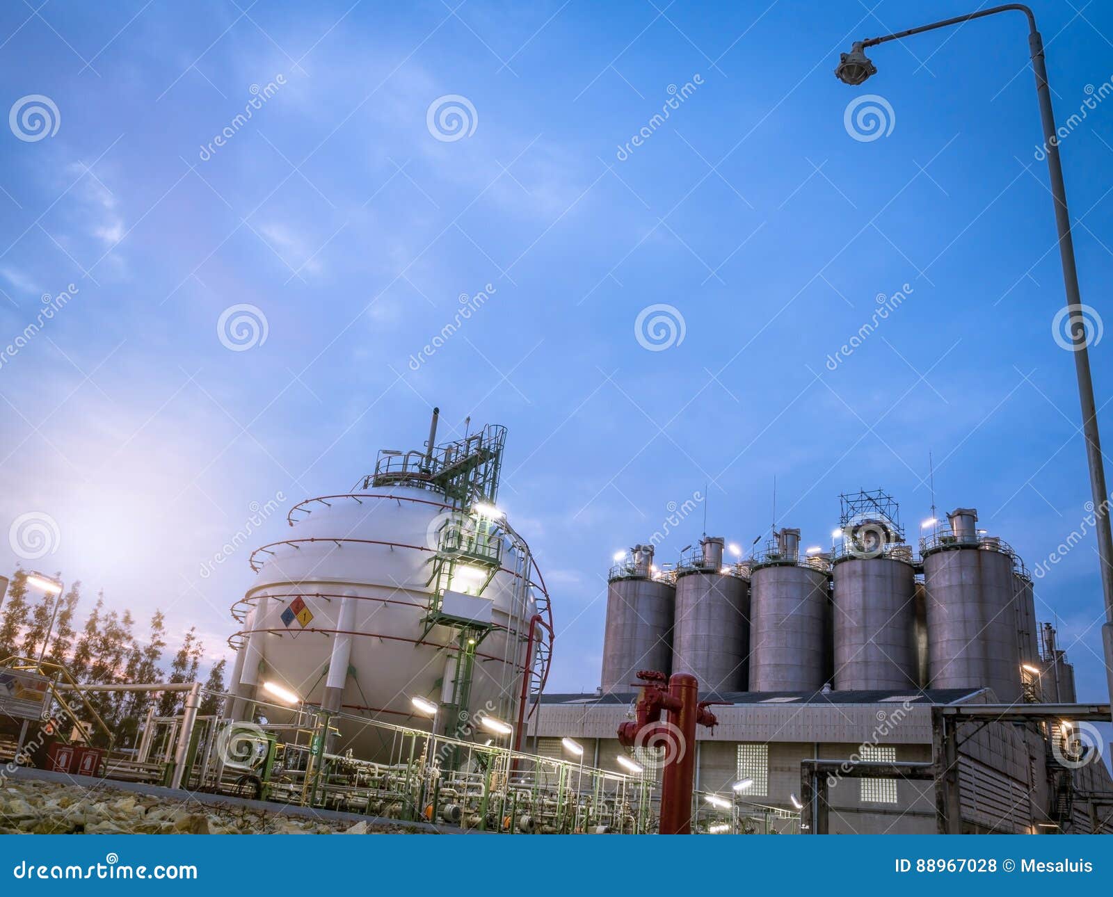 Sphere Gas Storage Tank And Column Tower In Oil Refinery Plant. Stock ...