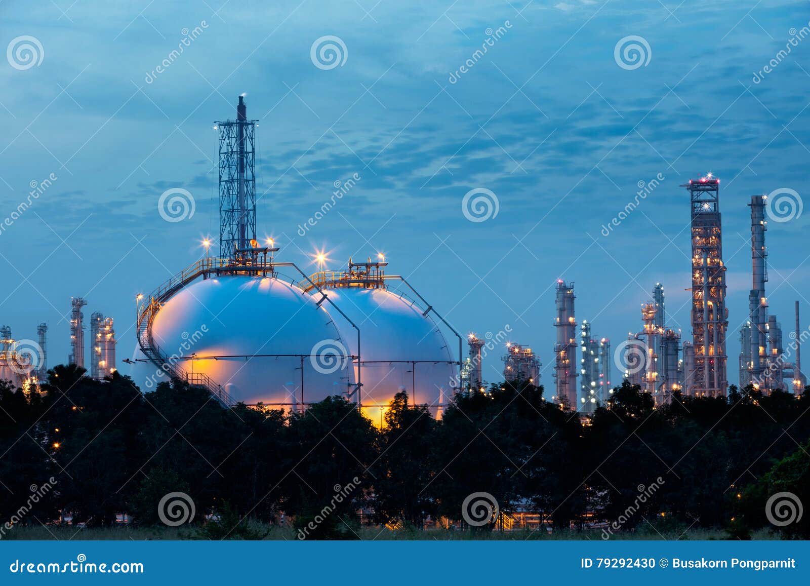 Sphere Gas Storage Tank And Column Tower In Oil Refinery Plant. Stock ...