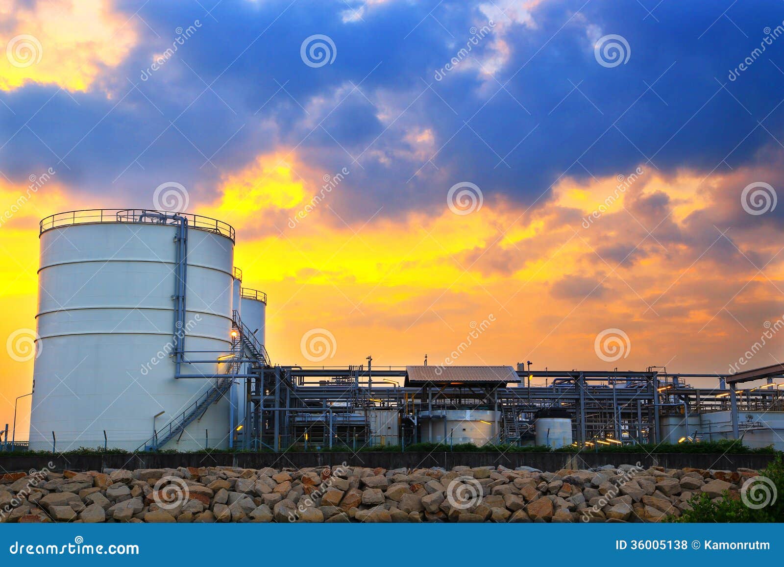 Sphere Gas Storage Tank And Column Tower In Oil Refinery Plant. Stock ...