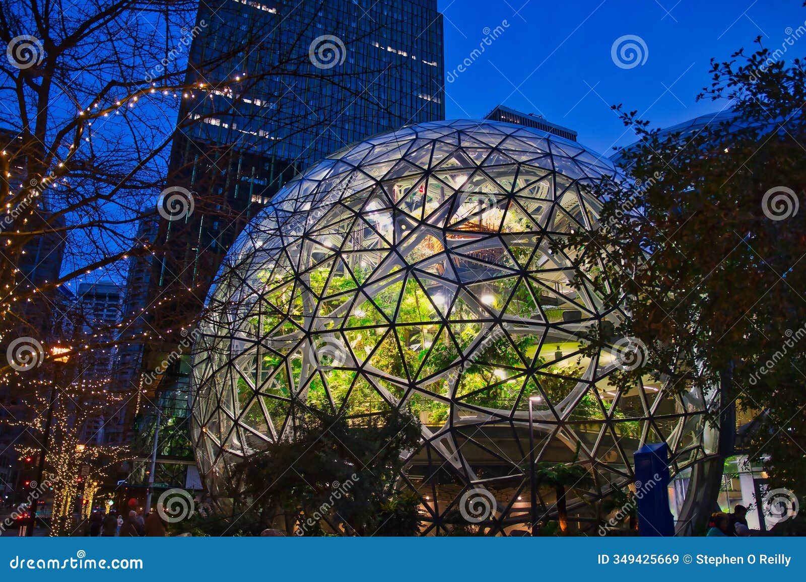The Spheres in Downtown Seattle Editorial Stock Image - Image of oasis ...