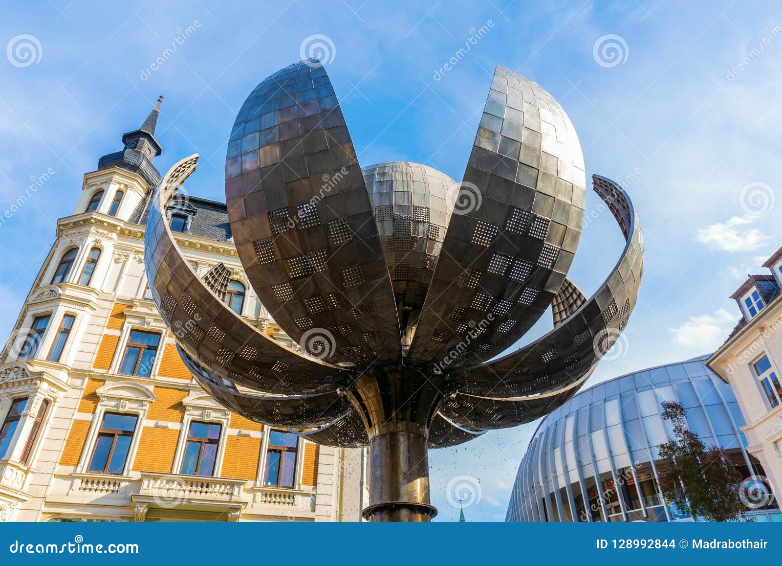 Spheric Fontein in Het Stadscentrum Van Aken, Duitsland Redactionele ...