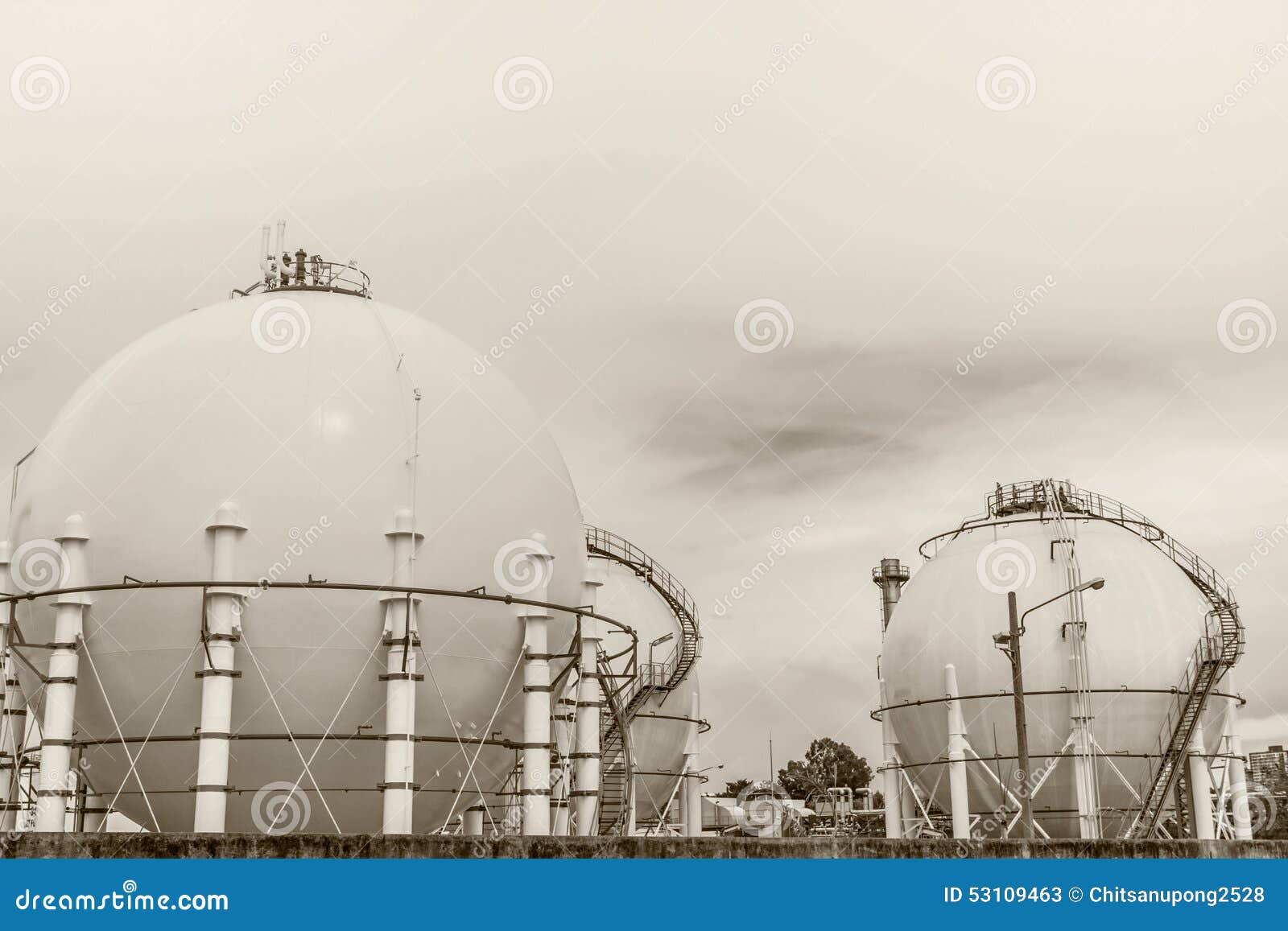 Spherical Tanks in Refineries Stock Image - Image of manufacturing ...