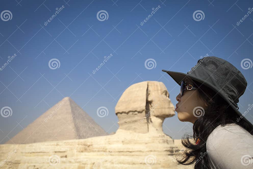 SPHINX E PIRÂMIDE do beijo foto editorial. Imagem de exterior - 18824031