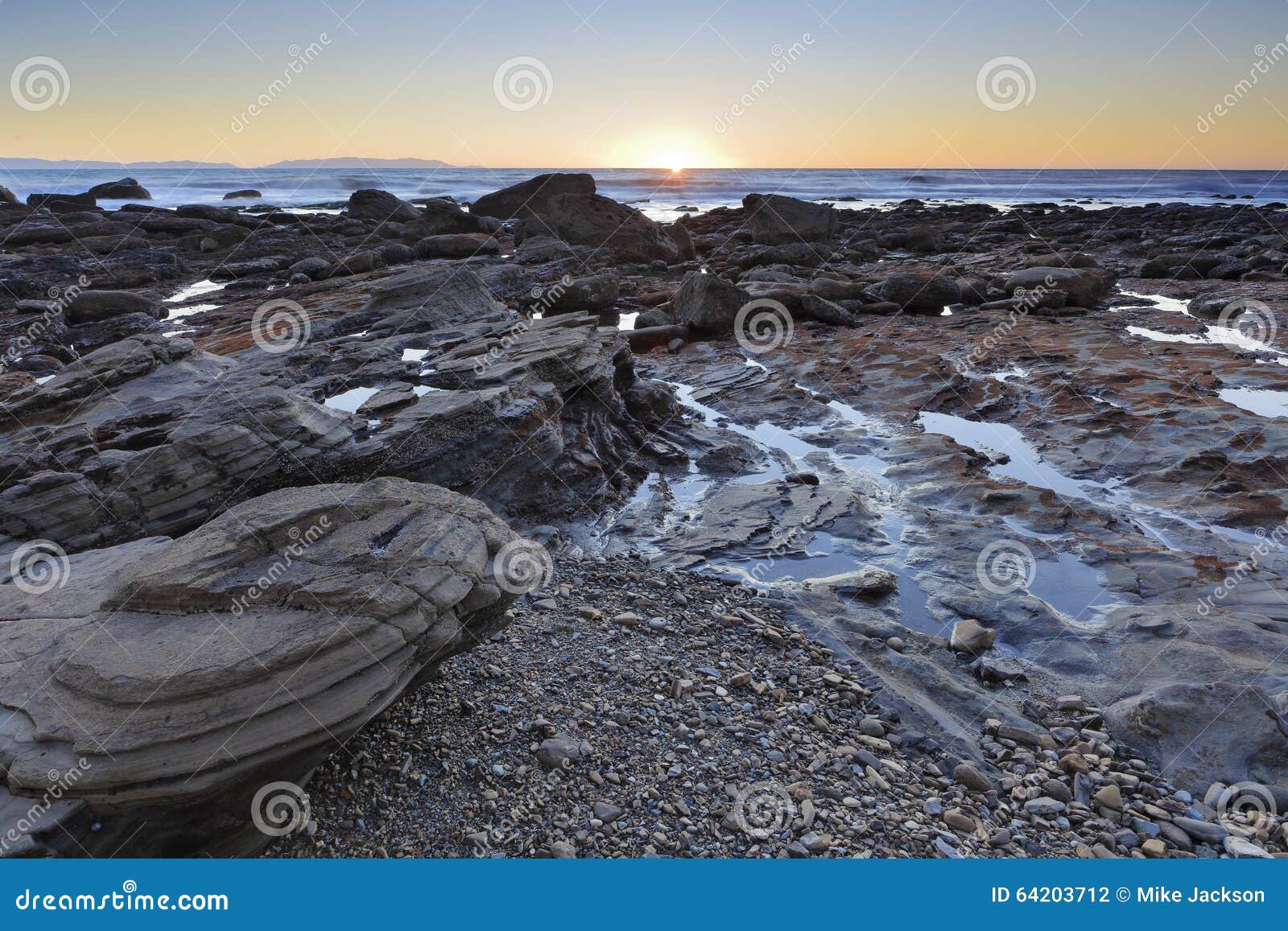 Spiaggia al crepuscolo fotografia stock. Immagine di isola - 64203712