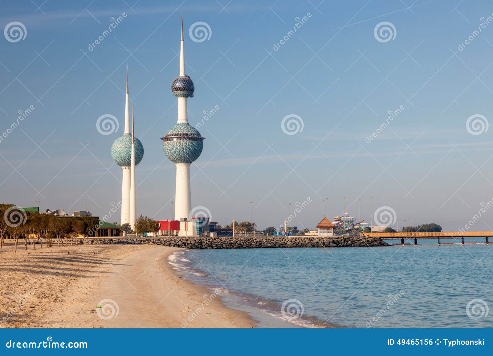 Spiaggia Araba Del Golfo E Le Torri Del Kuwait Fotografia Stock ...