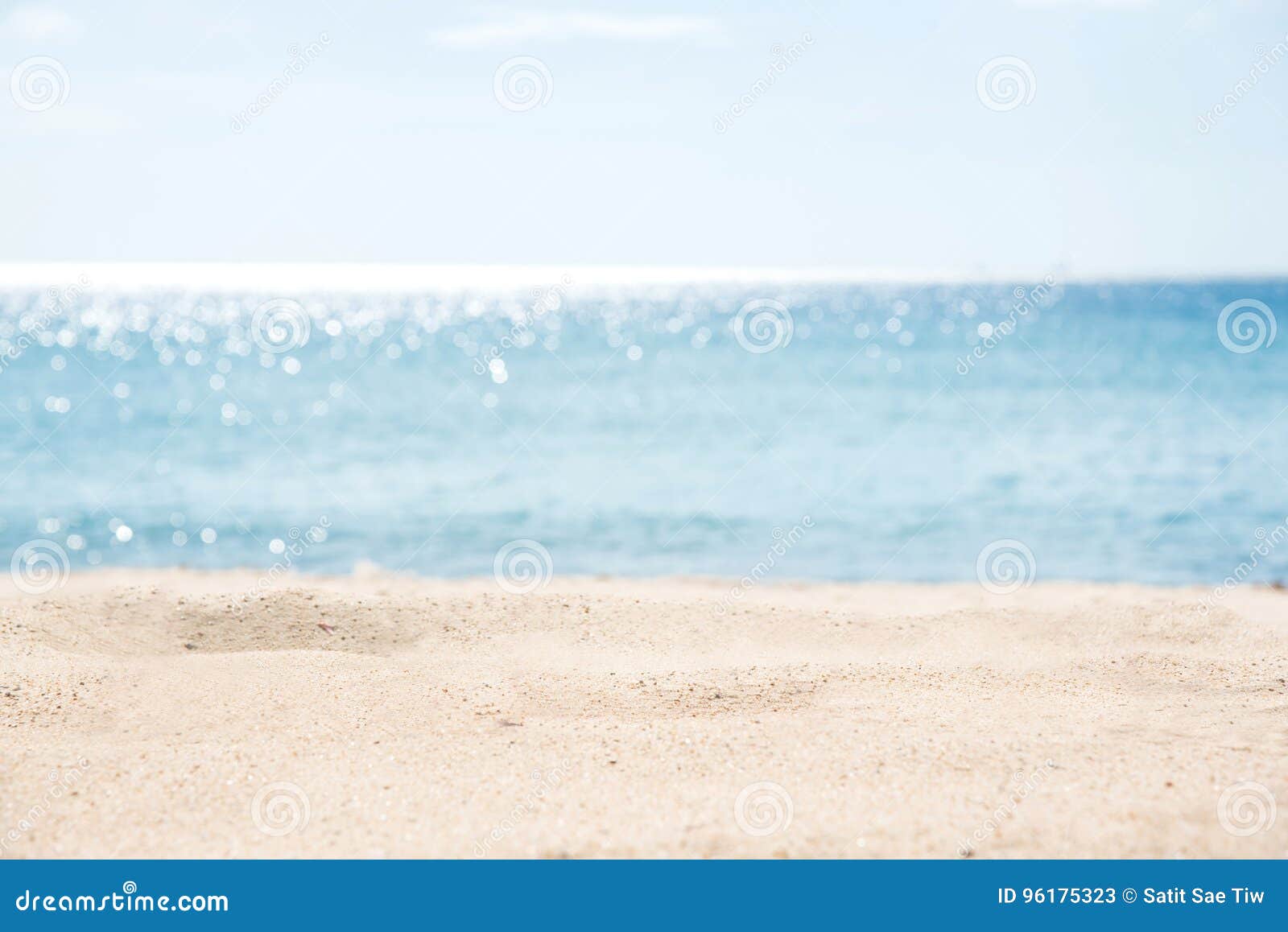 Spiaggia Della Sabbia E Mare Tropicale Immagine Stock - Immagine di ...