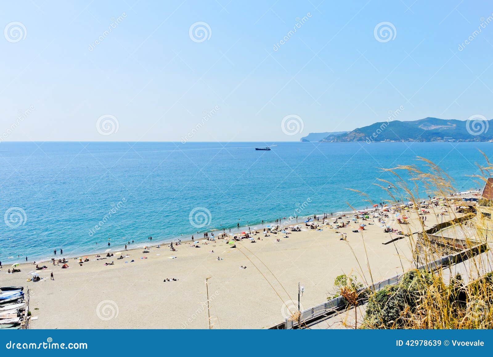 Spiaggia Di Sabbia Sul Mar Ligure Immagine Stock - Immagine di attività ...