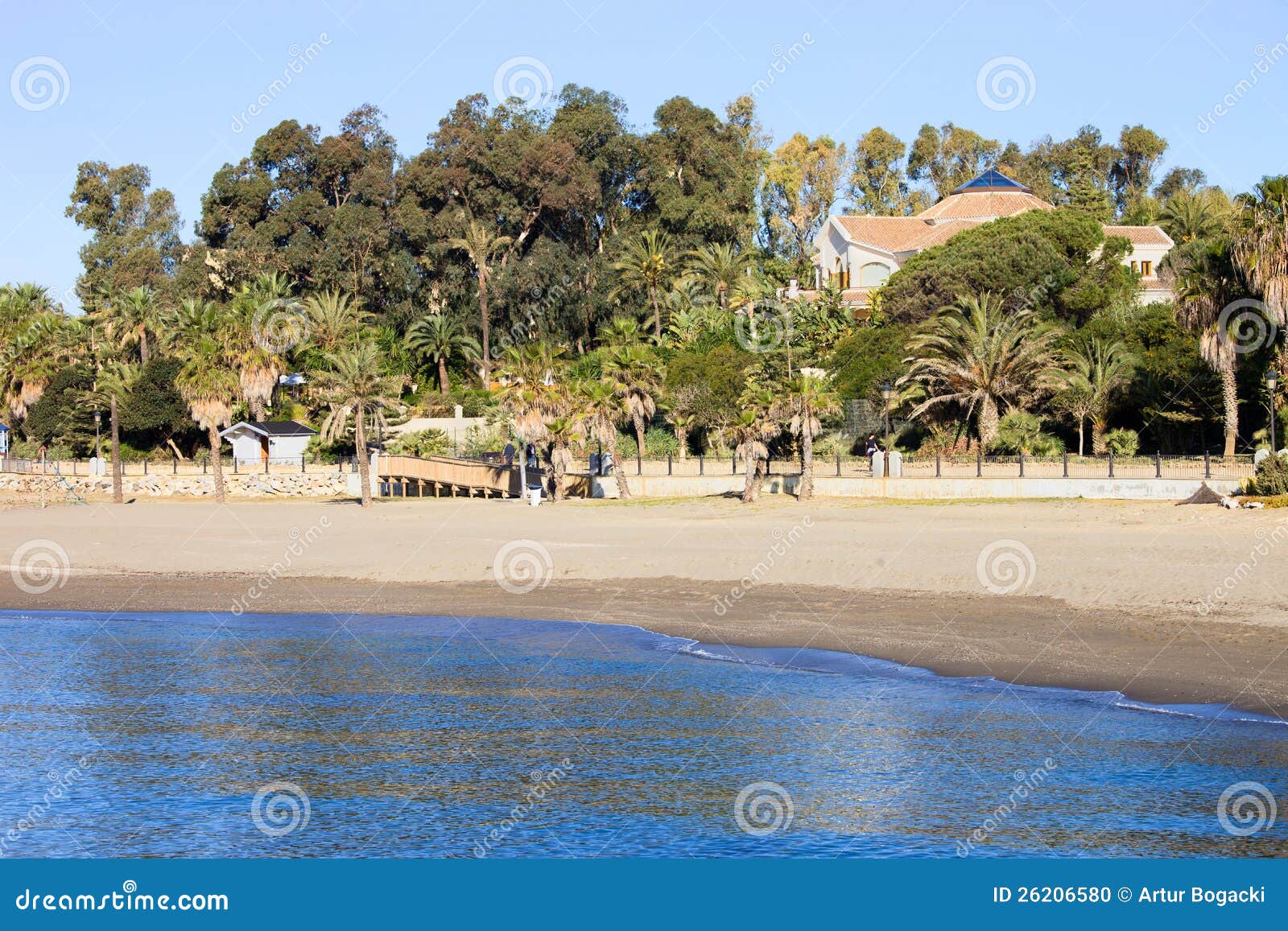 Spiaggia e mare a Marbella fotografia stock. Immagine di giorno - 26206580