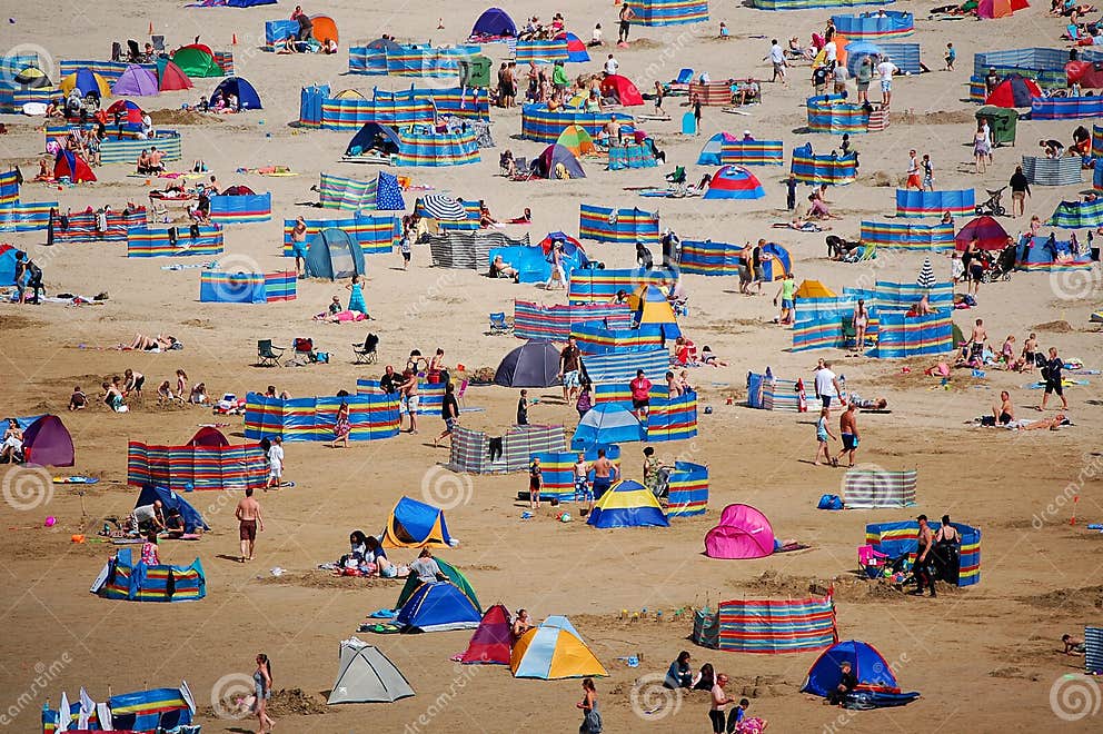 Spiaggia inglese in estate immagine editoriale. Immagine di creatori ...