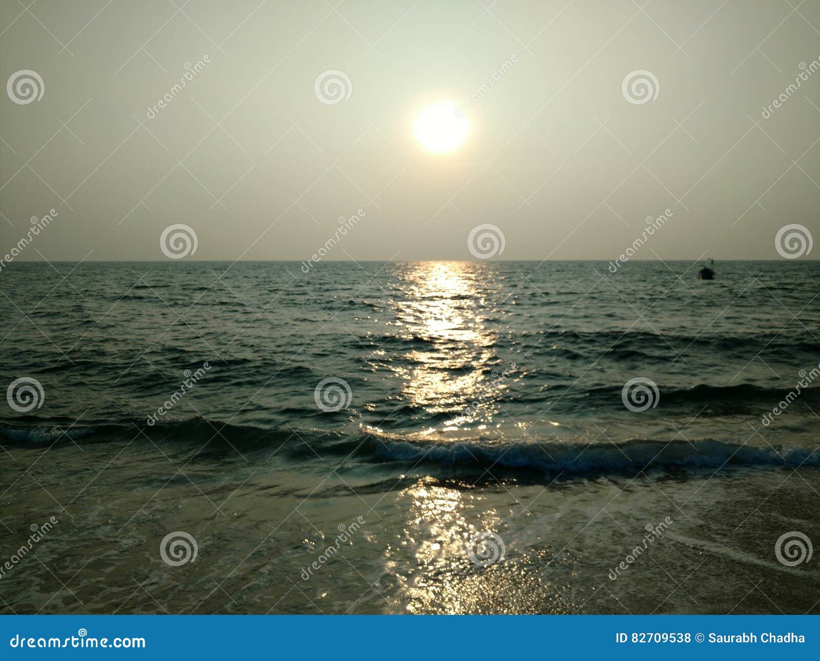 Spiaggia a Mar Arabico fotografia stock. Immagine di orizzonte - 82709538