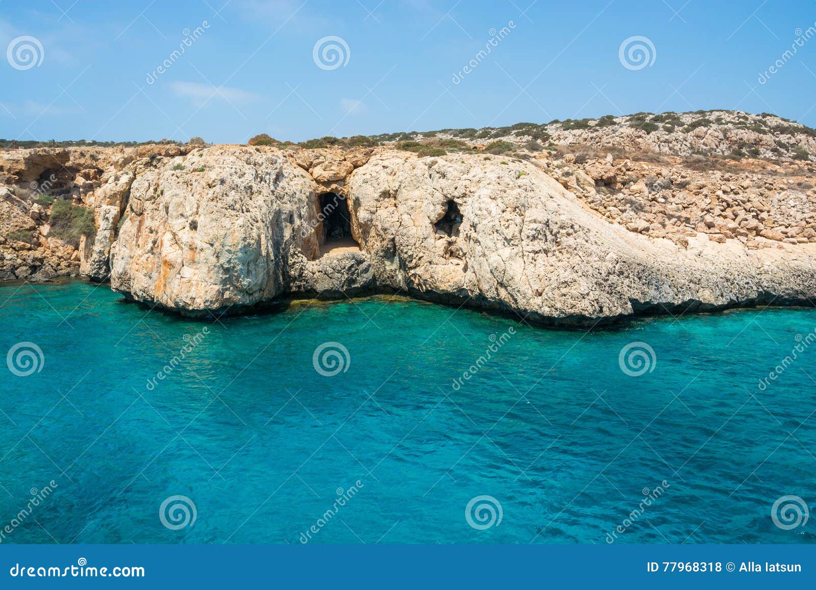 Spiaggia Rocciosa Capo Greco, Vista Dal Mare Fotografia Stock ...