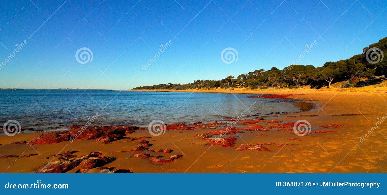 Spiaggia Rossa Della Roccia Fotografia Stock - Immagine di isola ...