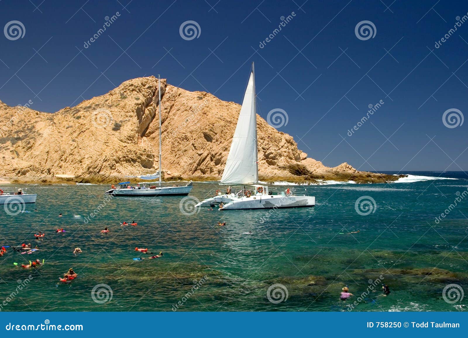 Spiaggia Tropicale Con Le Barche a Vela Fotografia Stock - Immagine di ...