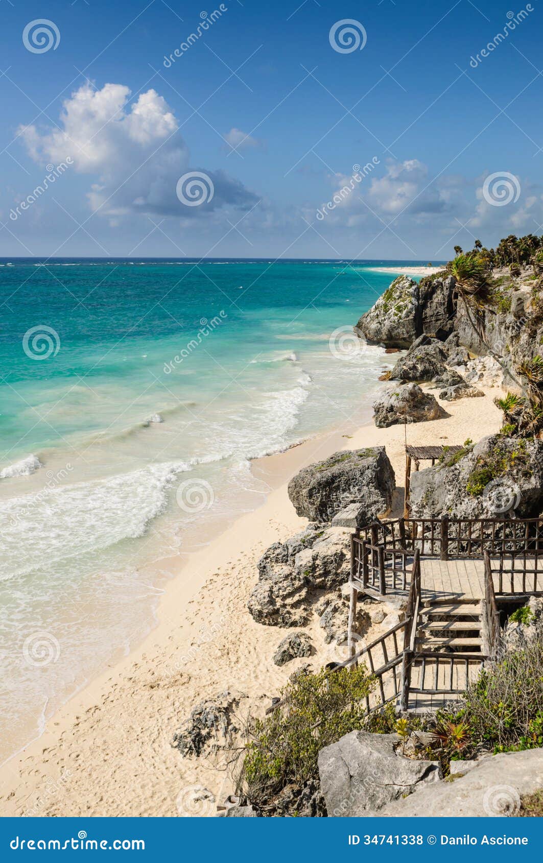 Spiaggia in Tulum, Messico fotografia stock. Immagine di roccioso ...