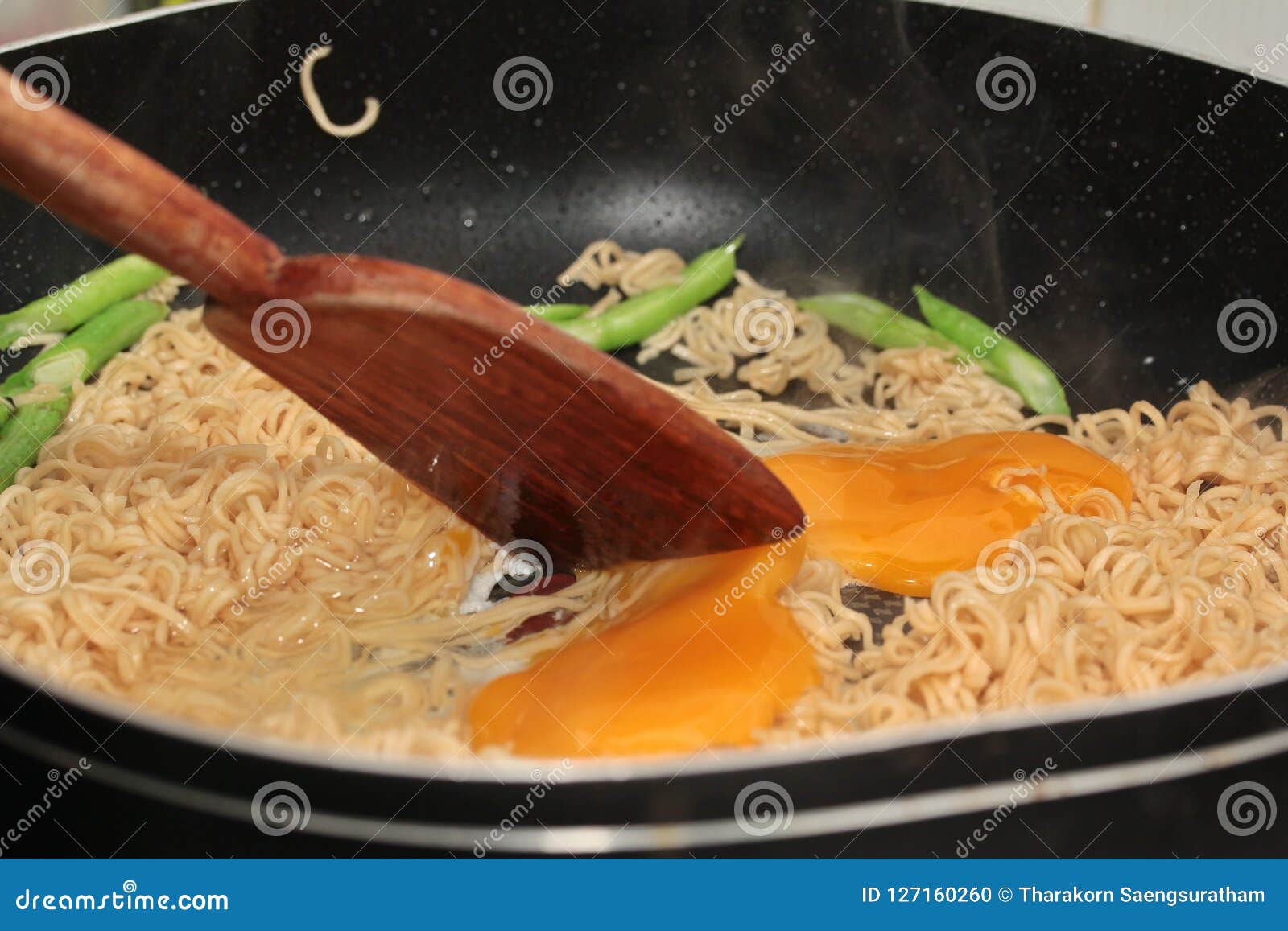Spicy Fried Instant Noodle with Egg.wing Bean,onion,bean Sprouts Stock ...
