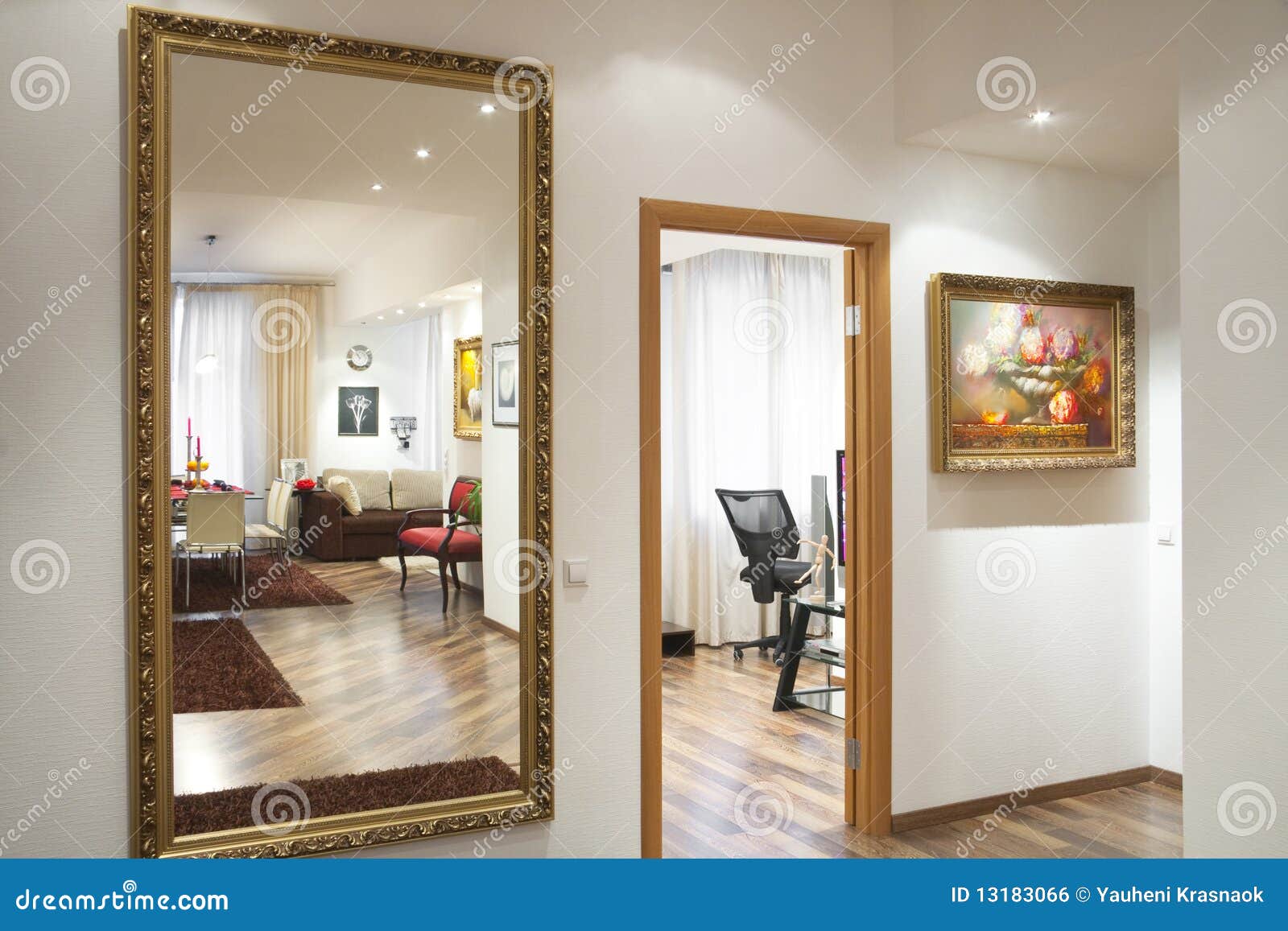 Spiegel op de muur stock foto. Image of decor, ontwerp - 13183066