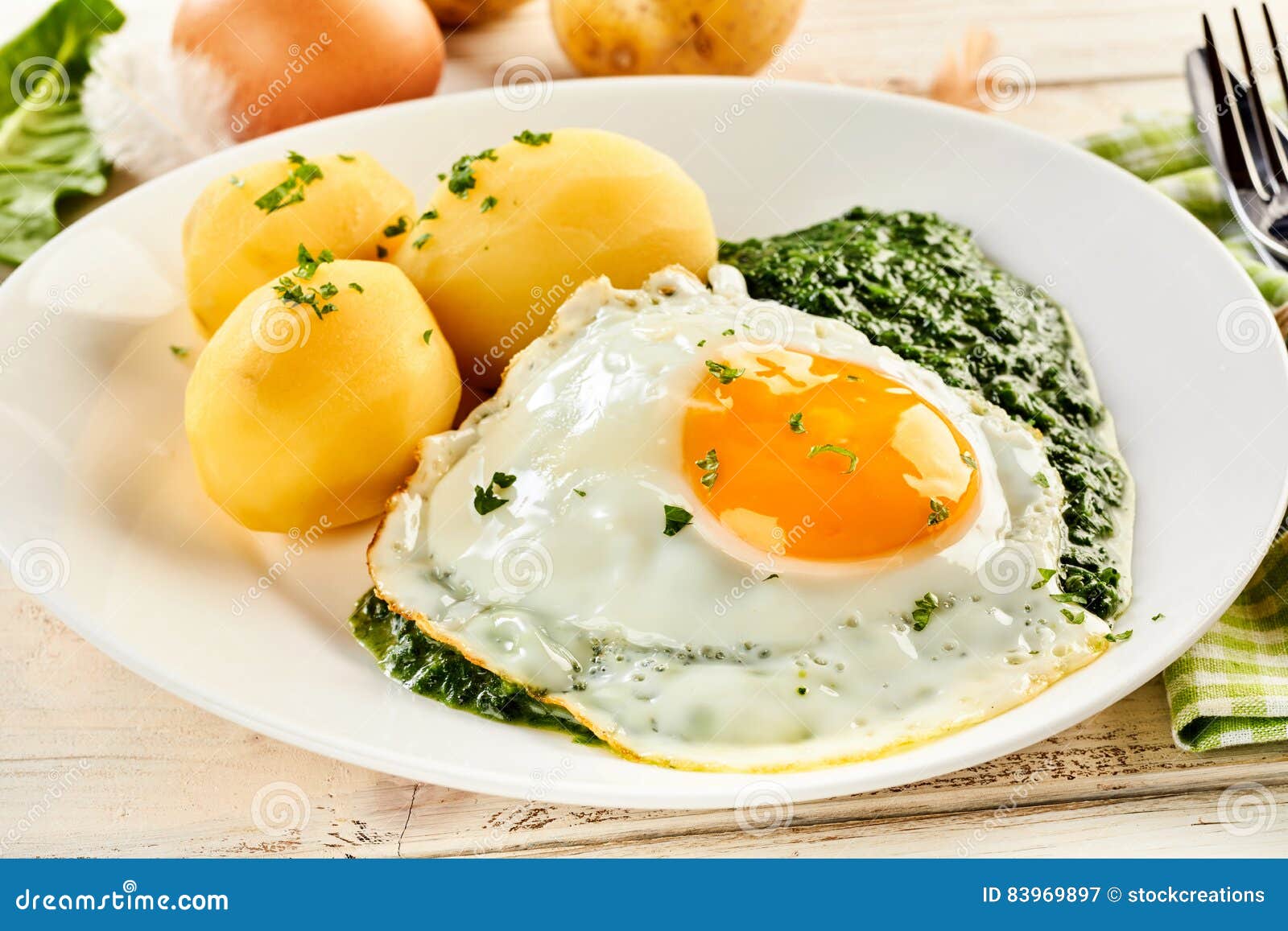 Spiegelei Mit Gesahntem Spinat Und Kartoffeln Stockbild - Bild von ...