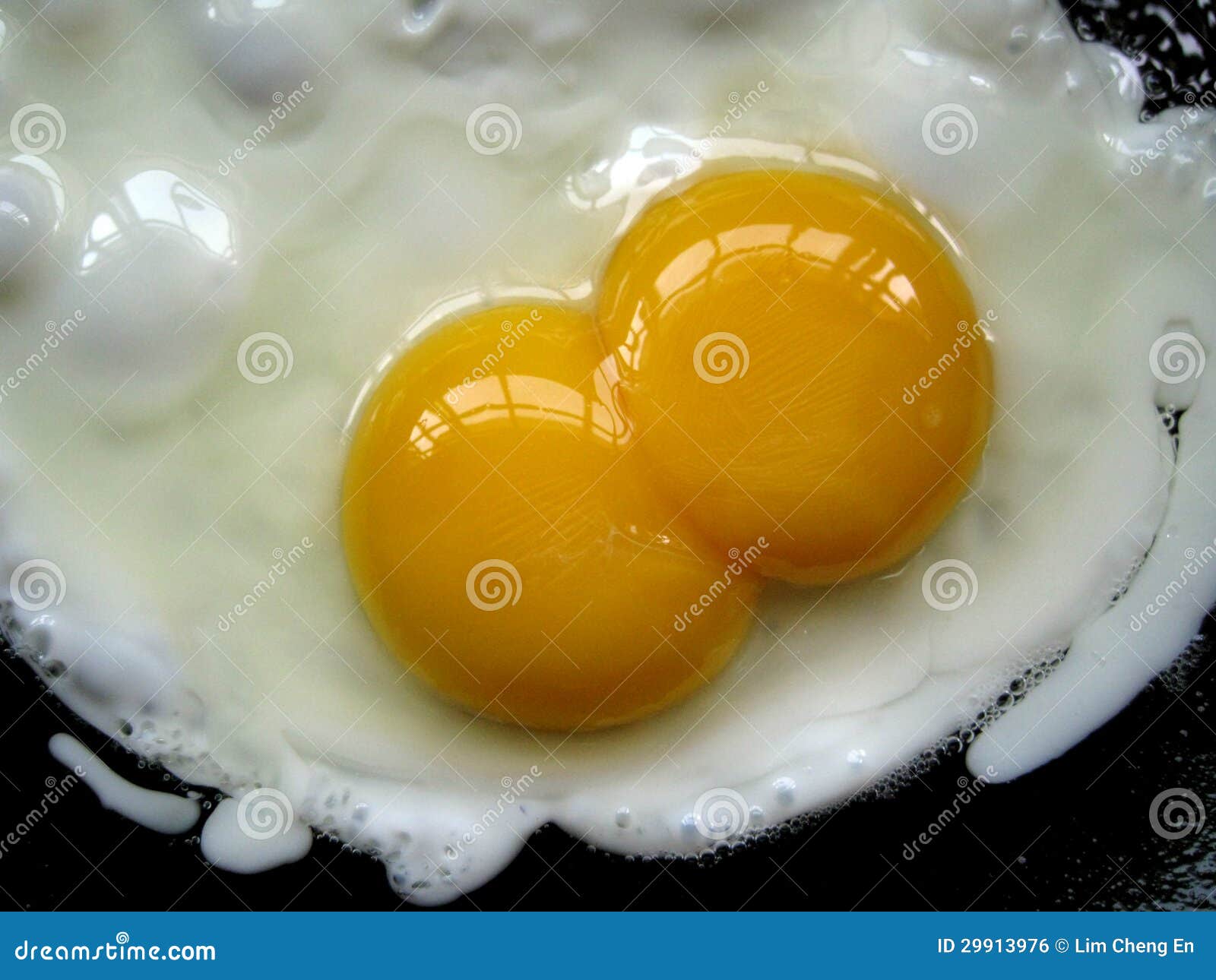Zwei Eidotter stockfoto. Bild von köstlich, frech, geflügel - 29913976