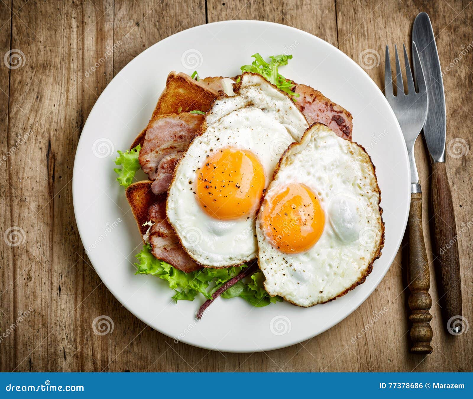Spiegeleier Auf Weißer Platte Stockfoto - Bild von kopfsalat, frühstück ...