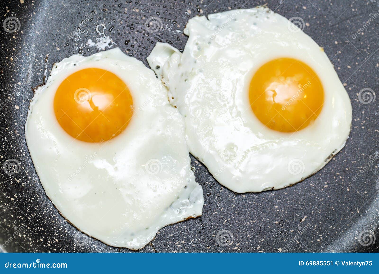 Spiegeleier in Einer Bratpfanne Stockbild - Bild von vollständig ...