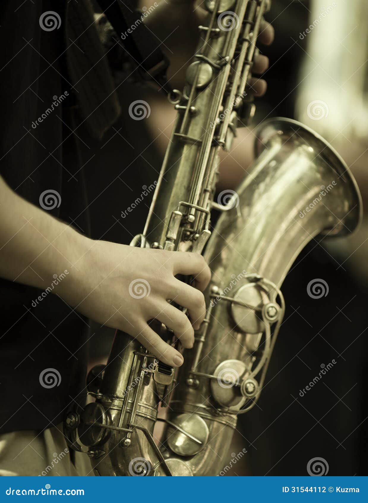 Spielen Sie das Saxophon stockfoto. Bild von mann, saxophon - 31544112