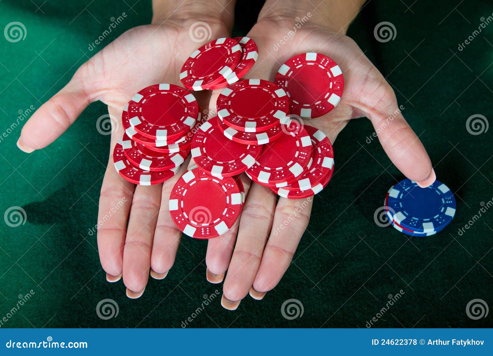 Spieler Mit Chips in Der Hand. Stockfoto - Bild von schürhaken, wette ...