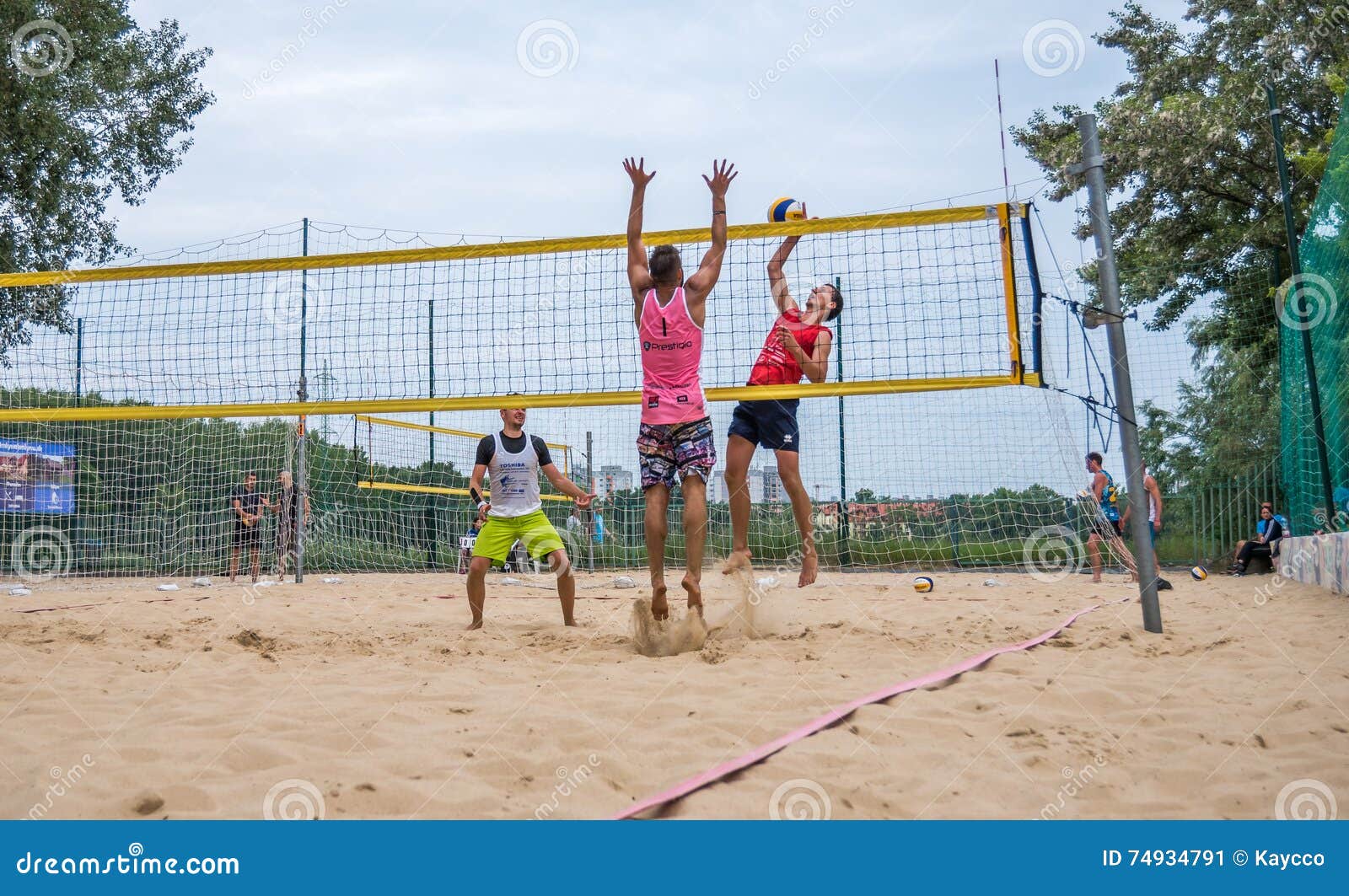 Spieler am Strand-Volleyball-Turnier Redaktionelles Foto - Bild von ...