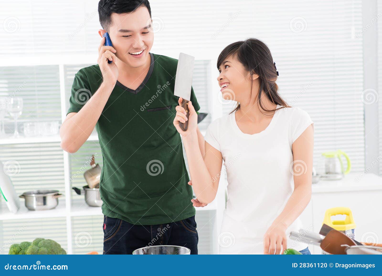 Spielerische Drohung stockfoto. Bild von freizeit, paare - 28361120