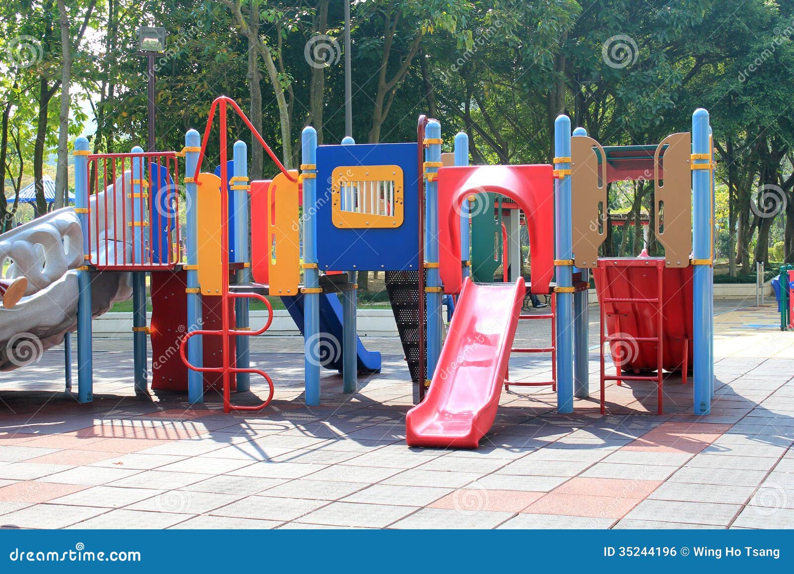Spielplatz stockfoto. Bild von erholung, rutsche, platz - 35244196