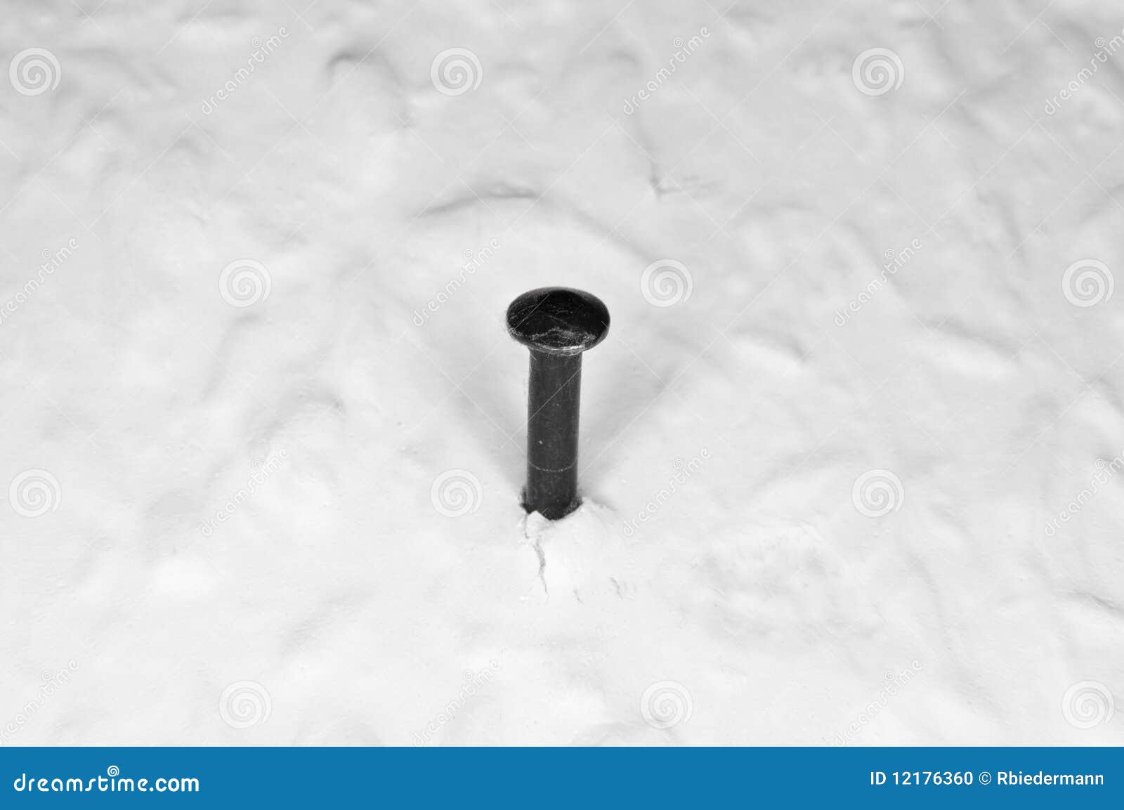 Spijker in muur stock foto. Image of hoofd, muur, speld - 12176360