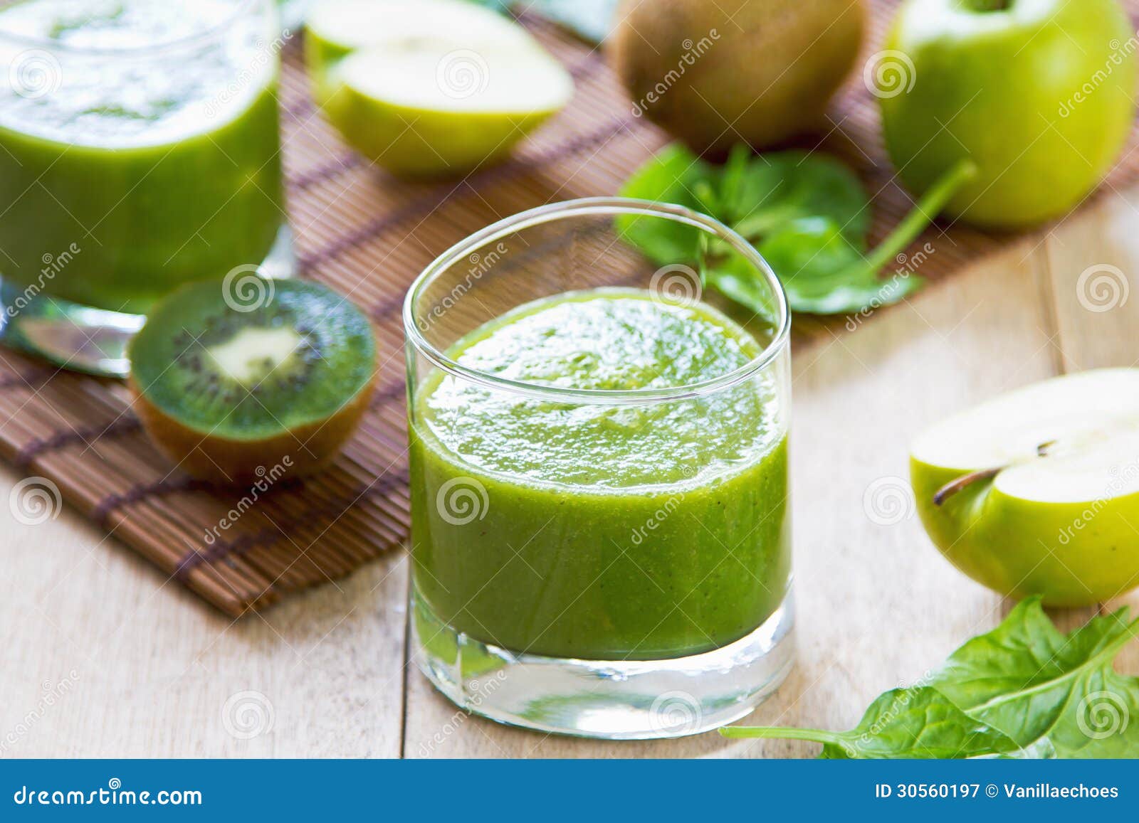 Spinaci Con Il Frullato Del Kiwi E Di Apple Immagine Stock - Immagine ...