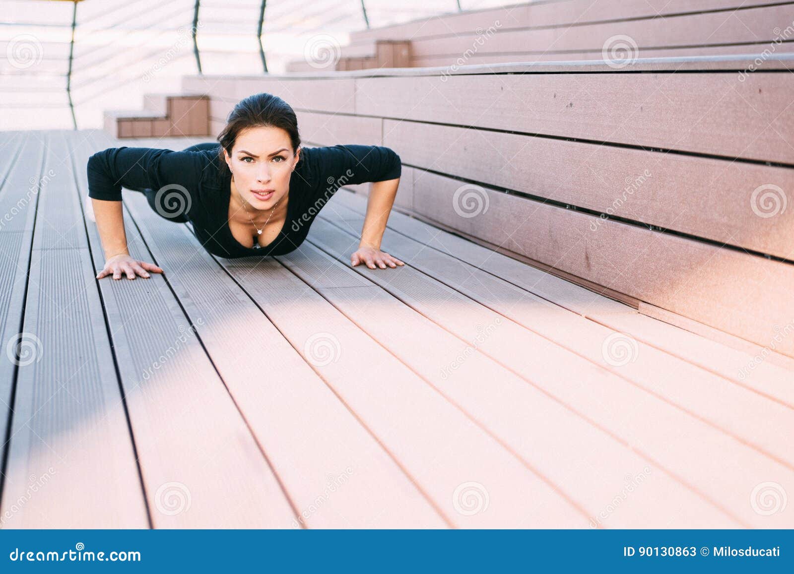 Spinga aumenta immagine stock. Immagine di misura, armi - 90130863