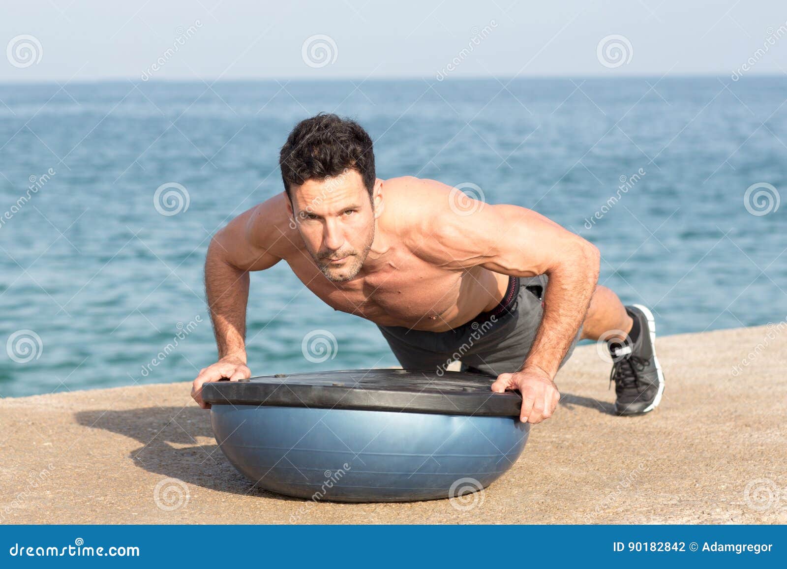 Spinga Aumenta Su Un Equilibrio Di Bosu Fotografia Stock - Immagine di ...