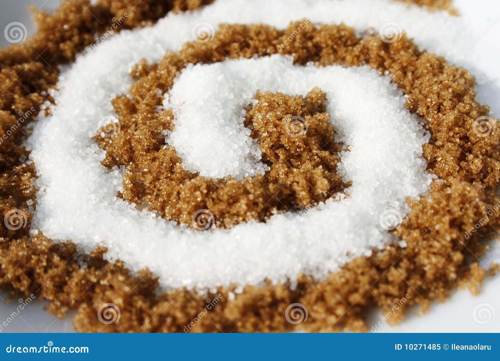 Spiraal Met Witte En Bruine Suiker Stock Afbeelding - Image of ...