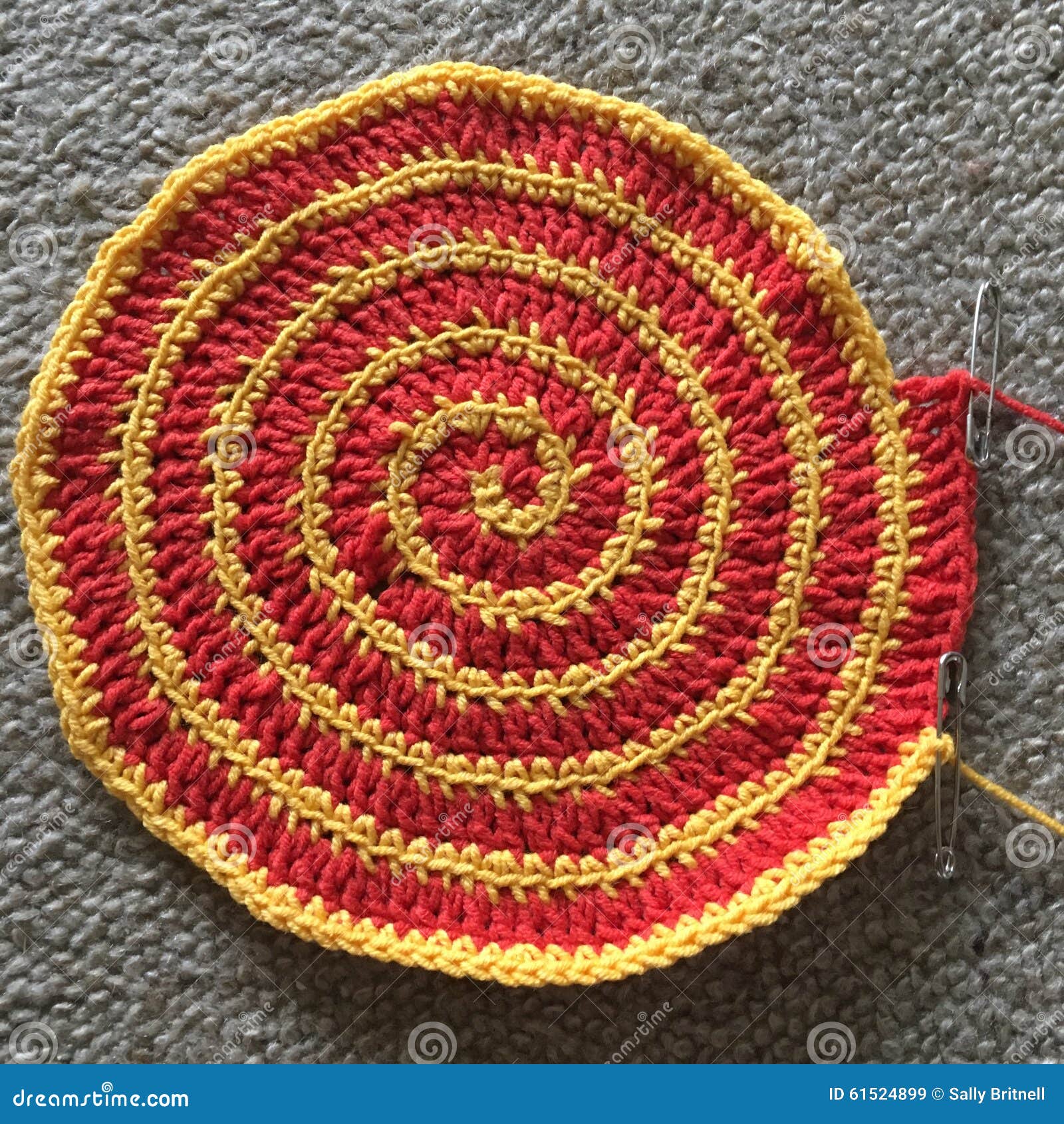 Spirale De Crochet De Rouge Et De Jaune Image stock - Image du broches ...
