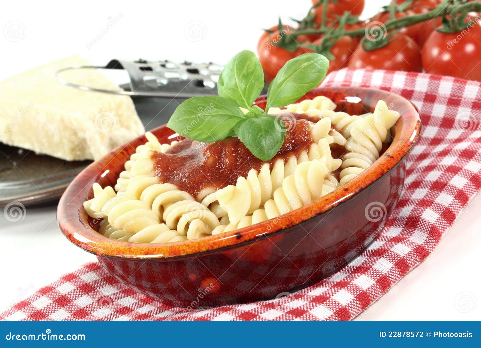 Spirelli photo stock. Image du sauce, végétarien, italien - 22878572