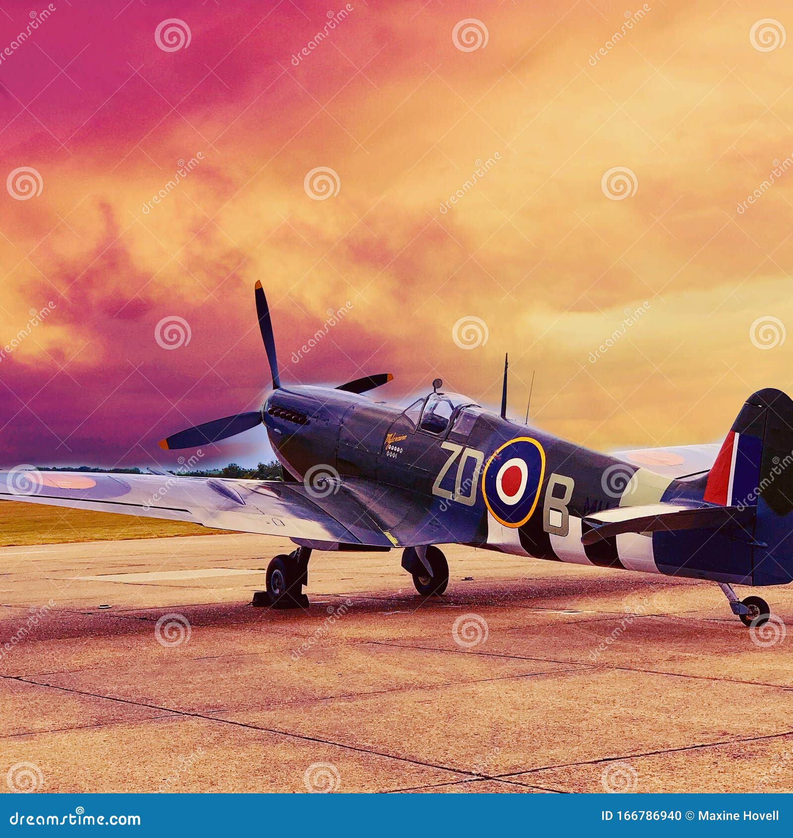Spitfire in sunset editorial image. Image of plane, height - 166786940