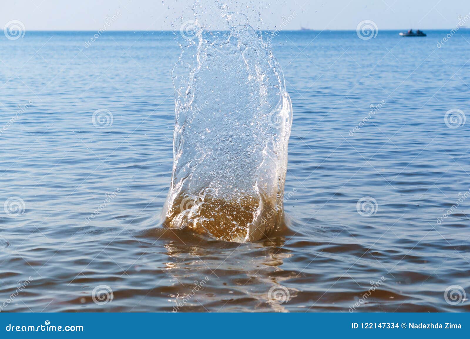 The Explosion of the Sea Surface, a Splash of Water, Flash Water Stock ...