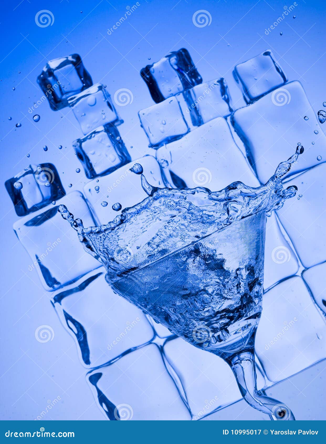 Splashing cocktail stock image. Image of cocktail, martiniglass - 10995017