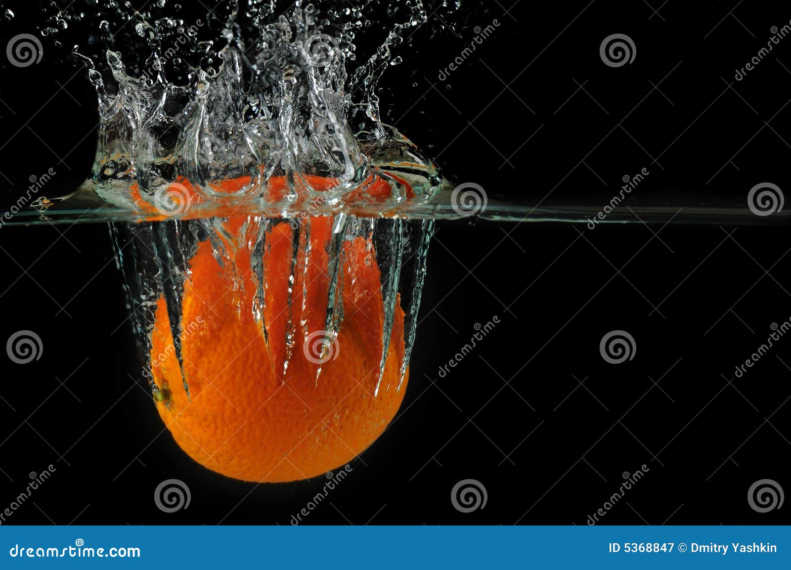 Splashing Orange into a Water Stock Image - Image of freshness, drops ...