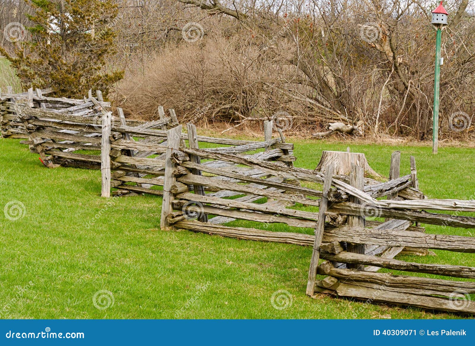 Spleet-spoor Houten Omheining Stock Afbeelding - Image of gemorst ...