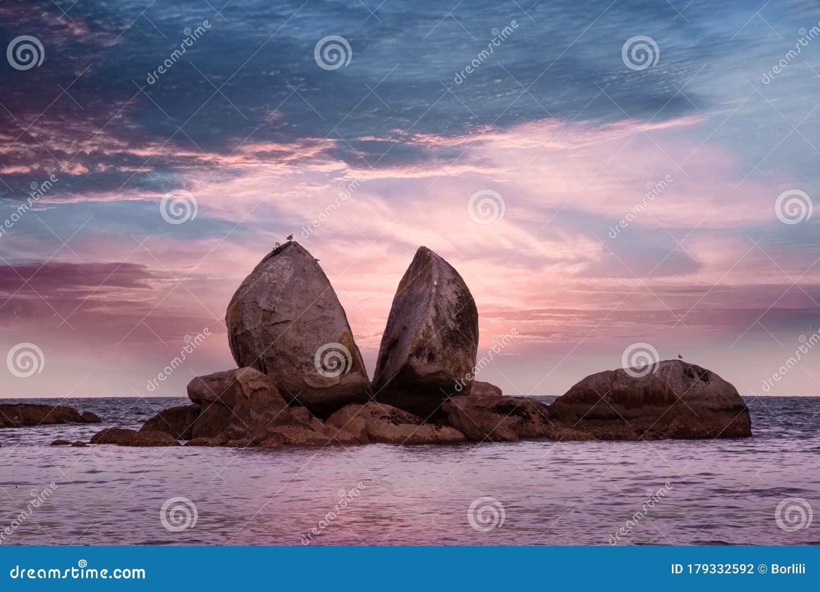Split Apple Rocks. The Famous Rocks In Abel Tasman National Park ...