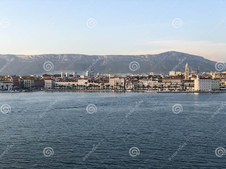 Split Skyline during Sunset Stock Image - Image of ocean, sunset: 186202363