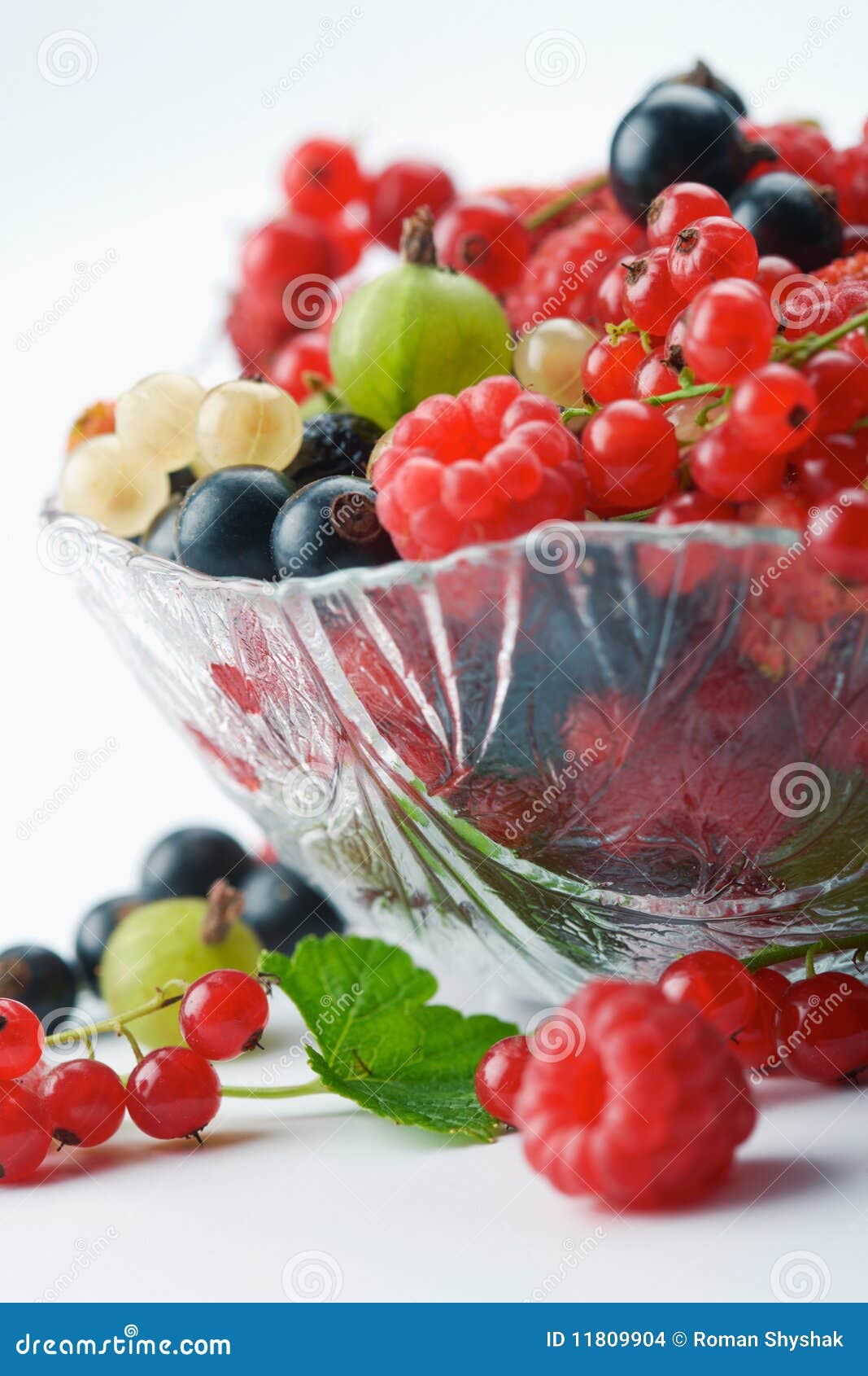 Splitted berries in a bowl stock photo. Image of fruit - 11809904