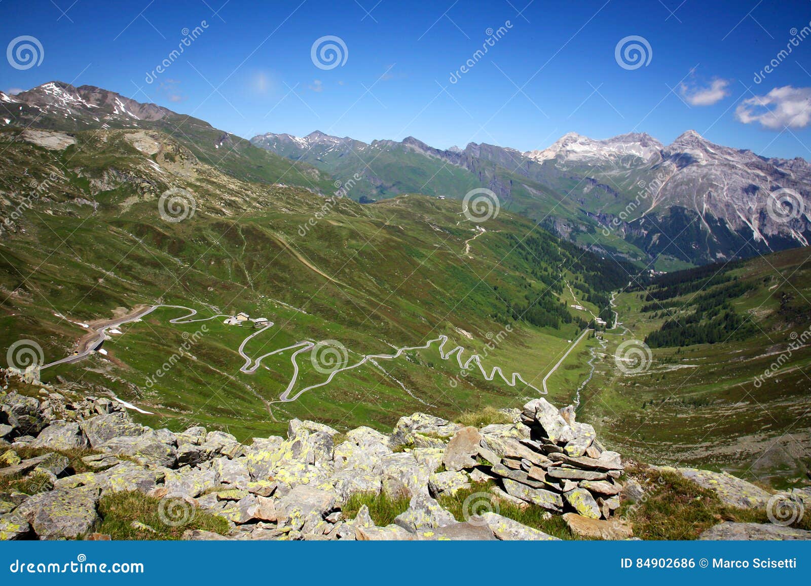 Splugenpass en Suiza foto de archivo. Imagen de transporte - 84902686