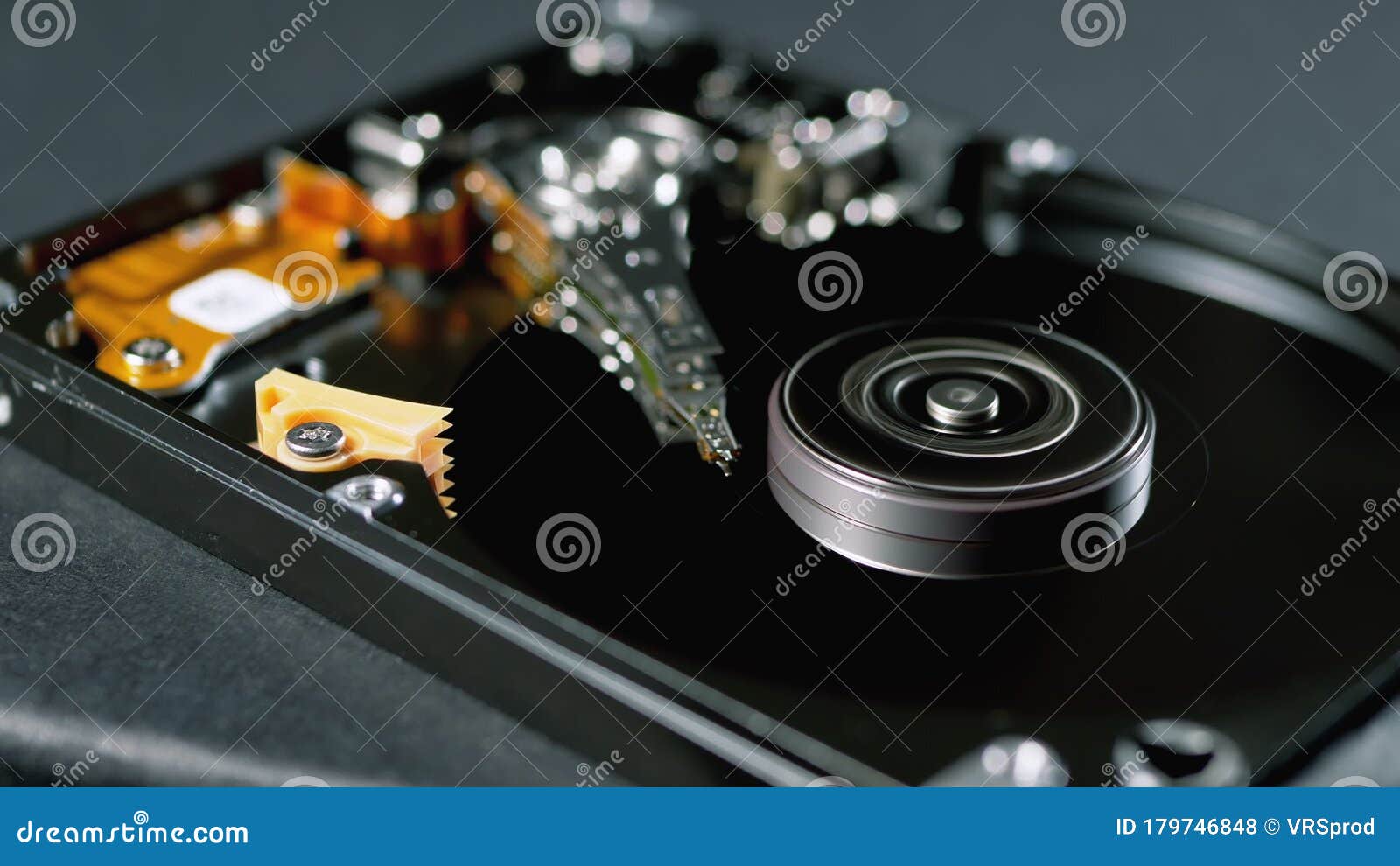 Spoiled Hard Drive Makes a Circular Groove on Spinning Magnet Platter ...