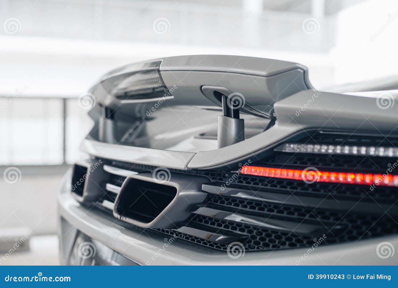 Spoiler image stock. Image du rouge, superbe, véhicule - 39910243