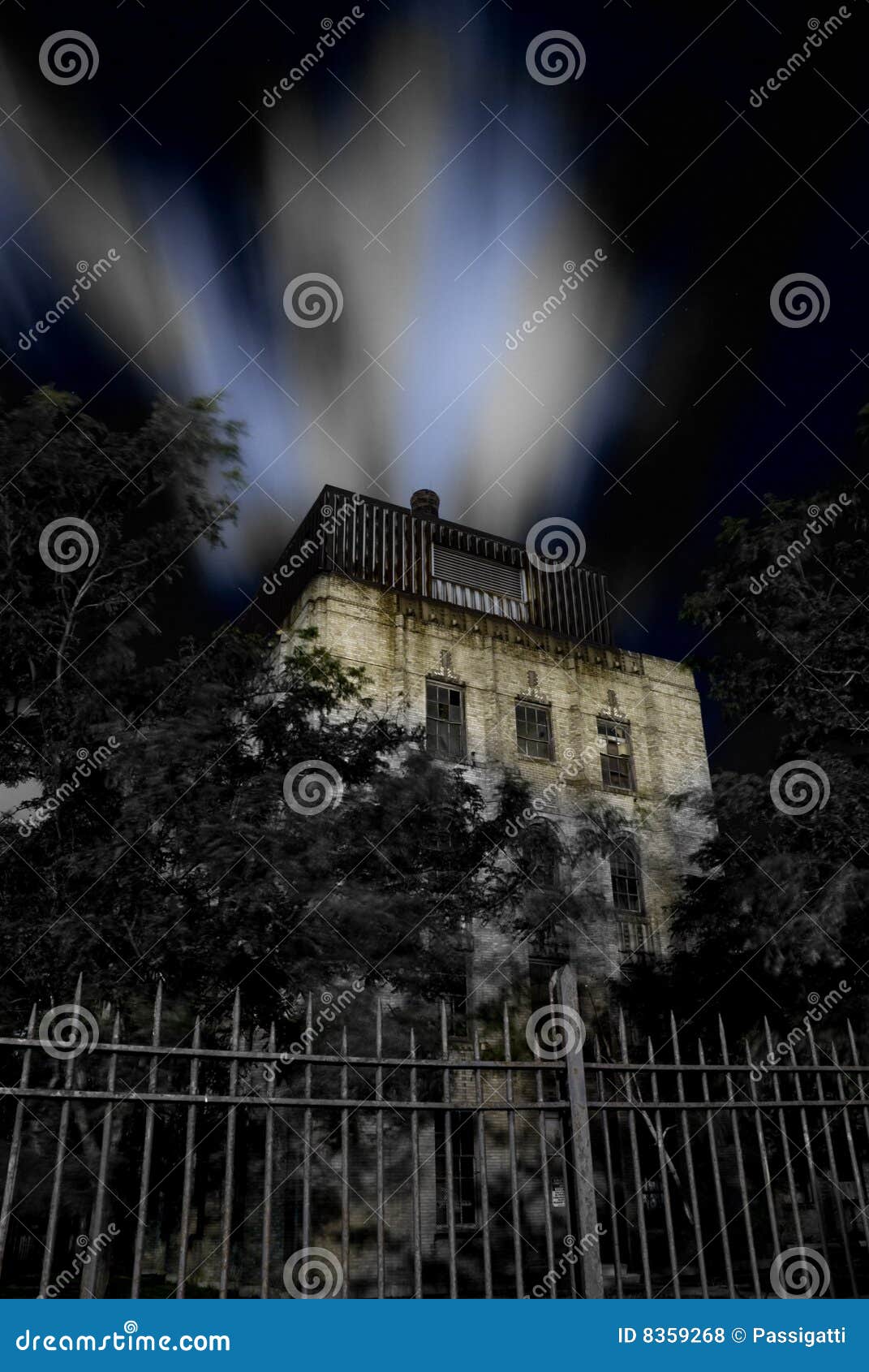 Spookhuis stock foto. Image of lichten, amerika, angstaanjagend - 8359268