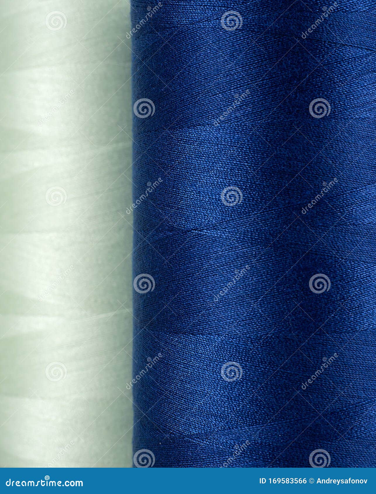 Spool Van Blauwe En Groene Draad Stock Foto - Image of blauw, vezel ...